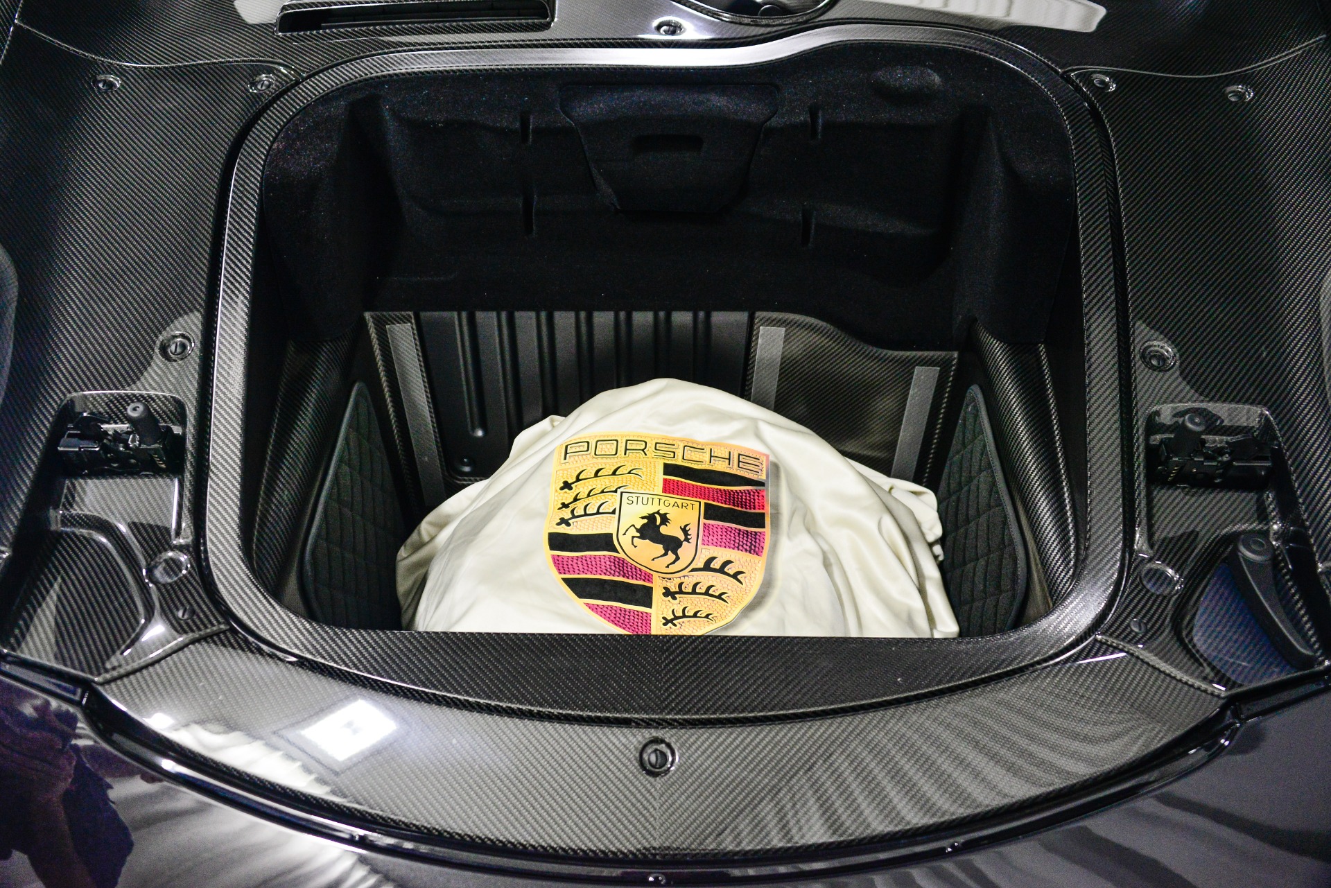 Porsche 918 Spyder Trunk