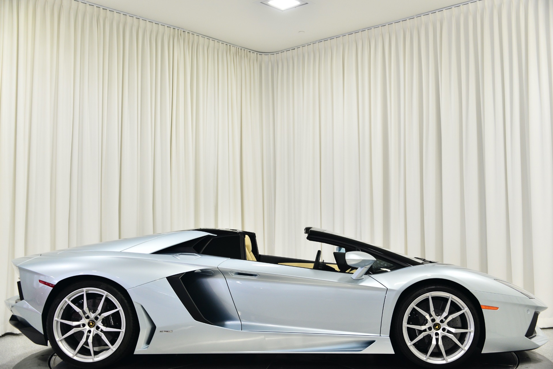Lamborghini Aventador Roadster Silver